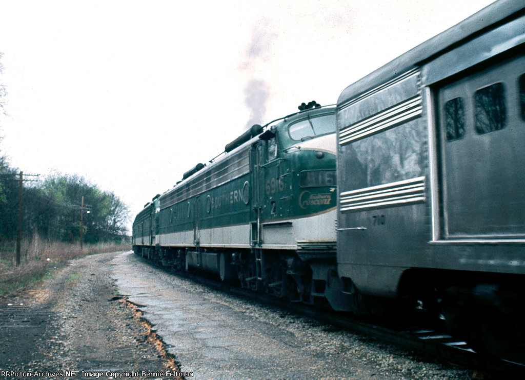 Southern Railway E8A #6916 brings up the rear of #19's consist (the Southern Crescent)